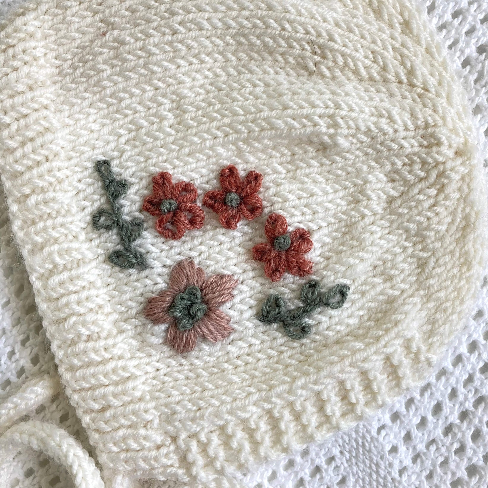 Baby Bonnet Knitting Pattern With Floral Embroidery - KENSI BONNET ...